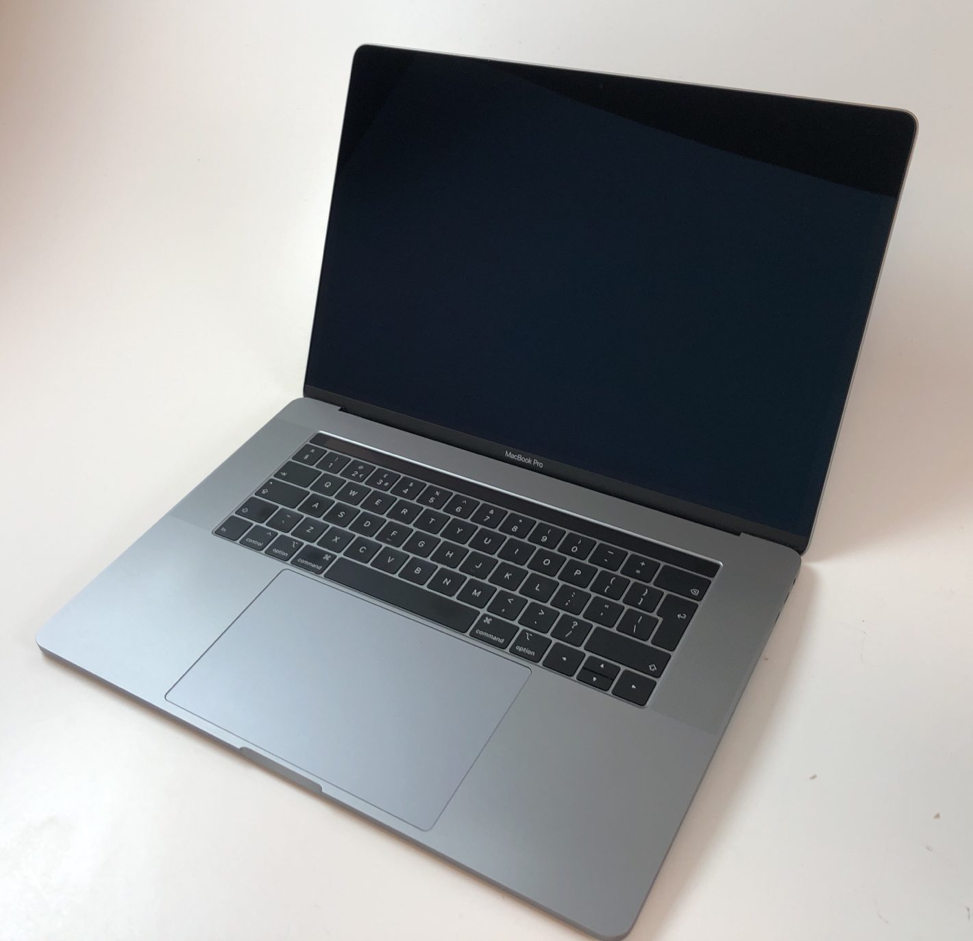 MacBook Pro 15" Touch Bar Intel 6-Core i7 2.2 GHz / 16 GB RAM / 256 GB ...